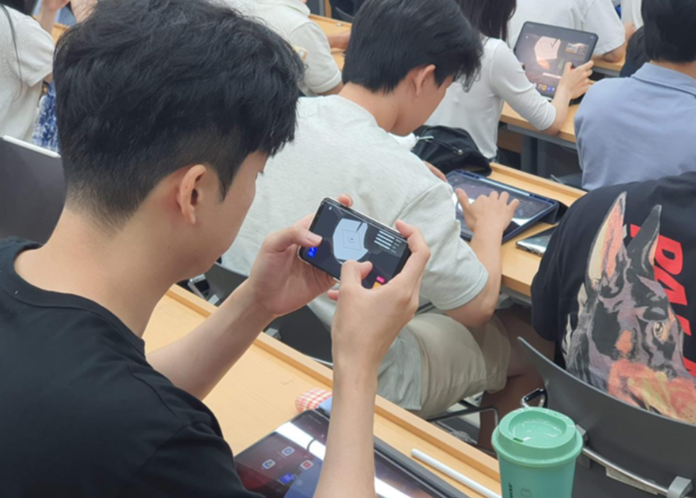 Training Indirect Vision Skills via Smartphone - Dental Master Series